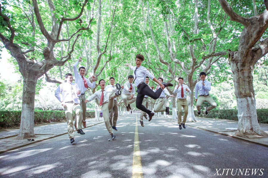 Graduation Photos of Students with Xi'an Jiaotong University | Study In ...