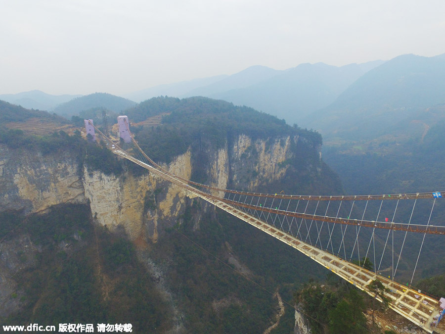 World's Highest Glass Skywalk Gets Off the Ground | Study In China